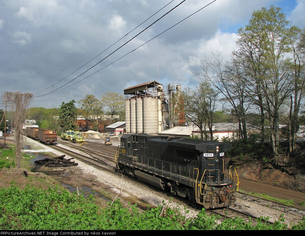 CSX Y111 going back into the yard as a cloud bank rolls in